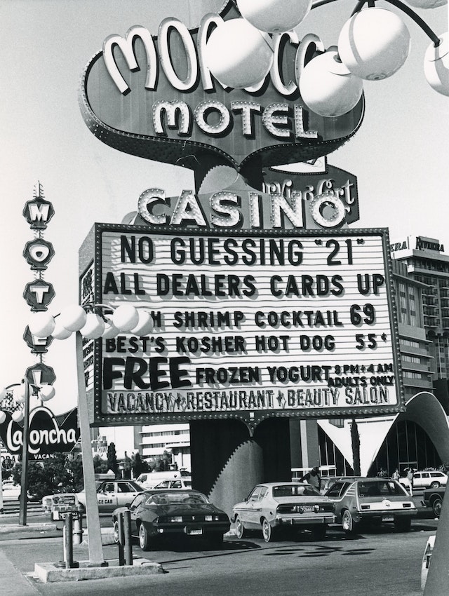 24 1920s Fonts That Evoke the Glamour of the Roaring Twenties